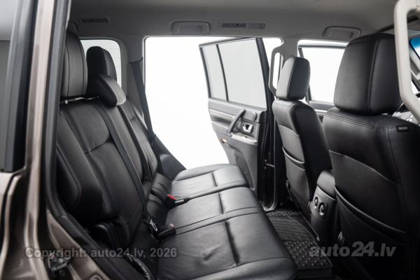 Brown Mitsubishi Pajero 2012 in Tallinn, with an engine capacity of 3.20 L and mileage of 289 thousand km for 15999 €, photo 9 on AUTOMOTO.COM.LV