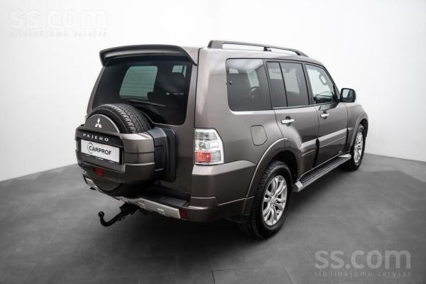 Brown Mitsubishi Pajero 2012 in Tallinn, with an engine capacity of 3.20 L and mileage of 289 thousand km for 15999 €, photo 4 on AUTOMOTO.COM.LV