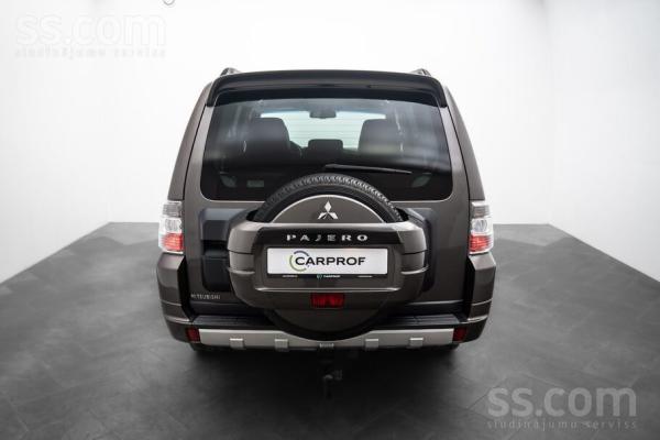 Brown Mitsubishi Pajero 2012 in Tallinn, with an engine capacity of 3.20 L and mileage of 289 thousand km for 15999 €, photo 5 on AUTOMOTO.COM.LV