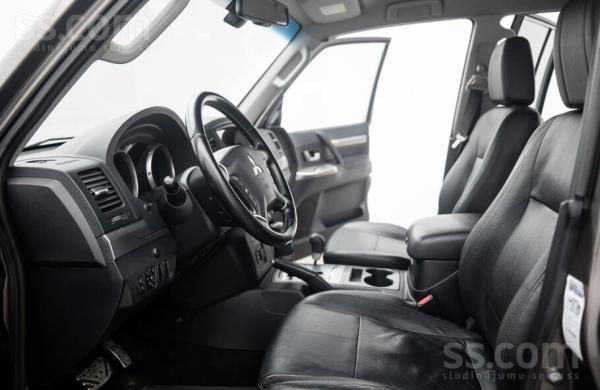 Brown Mitsubishi Pajero 2012 in Tallinn, with an engine capacity of 3.20 L and mileage of 289 thousand km for 15999 €, photo 7 on AUTOMOTO.COM.LV