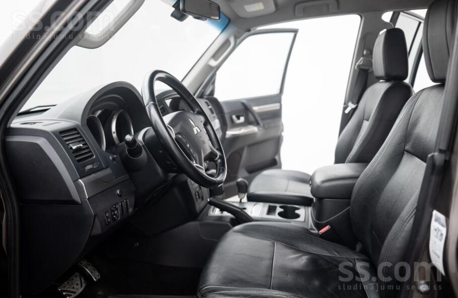 Brūns Mitsubishi Pajero 2012 Tallina, ar dzinēja tilpumu 3.20 L un nobraukumu 289 tūkst. km par 15999 €, foto 8 vietnē AUTOMOTO.COM.LV