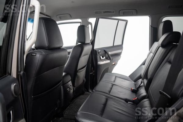 Brown Mitsubishi Pajero 2012 in Tallinn, with an engine capacity of 3.20 L and mileage of 289 thousand km for 15999 €, photo 8 on AUTOMOTO.COM.LV