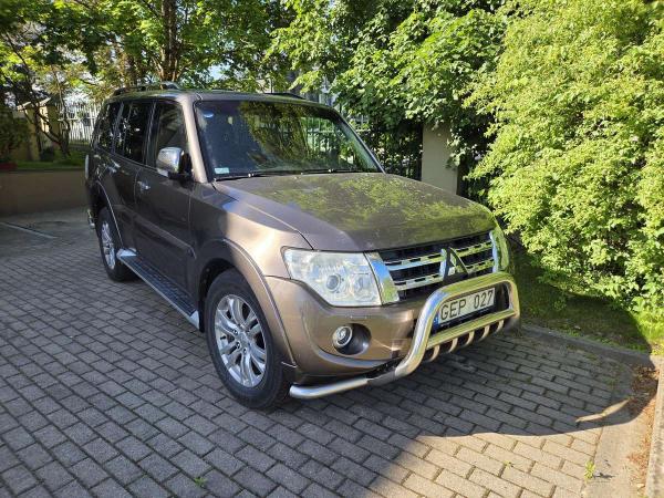 Brown Mitsubishi Pajero 2012 in Vilnius, with an engine capacity of 3.20 L and mileage of 300 thousand km for 7900 €, photo 1 on AUTOMOTO.COM.LV