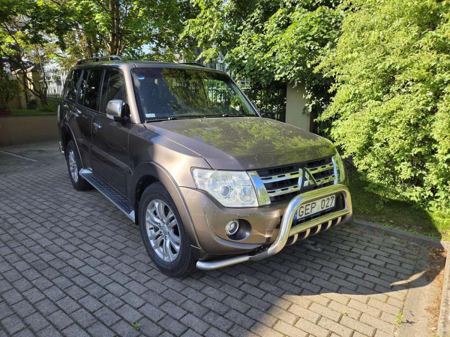 Brown Mitsubishi Pajero 2012 in Vilnius, with an engine capacity of 3.20 L and mileage of 300 thousand km for 7900 €, photo 1 on AUTOMOTO.COM.LV