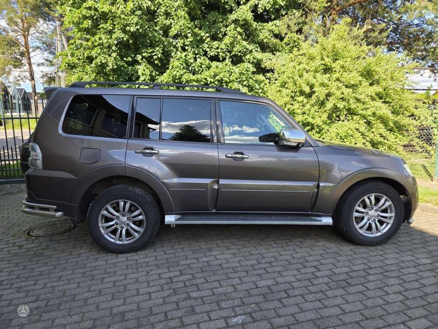 Brown Mitsubishi Pajero 2012 in Vilnius, with an engine capacity of 3.20 L and mileage of 300 thousand km for 7900 €, photo 3 on AUTOMOTO.COM.LV