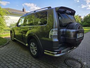 Brown Mitsubishi Pajero 2012 in Vilnius, with an engine capacity of 3.20 L and mileage of 300 thousand km for 7900 €, photo 5 on AUTOMOTO.COM.LV