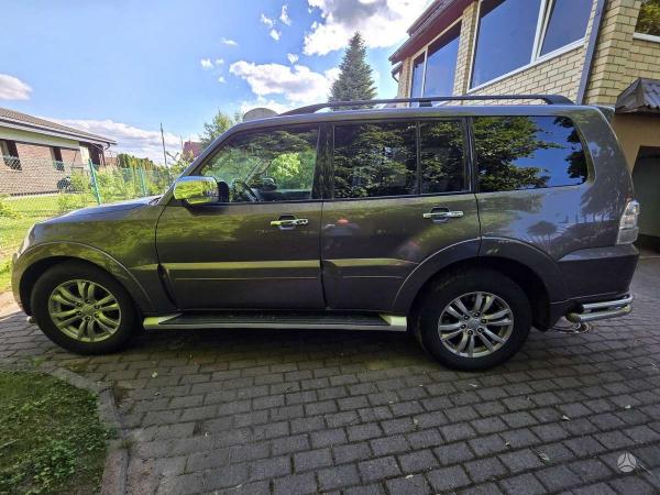 Brown Mitsubishi Pajero 2012 in Vilnius, with an engine capacity of 3.20 L and mileage of 300 thousand km for 7900 €, photo 5 on AUTOMOTO.COM.LV