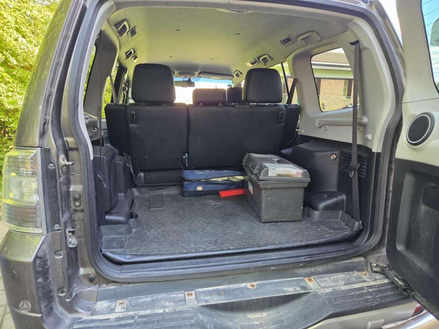 Brown Mitsubishi Pajero 2012 in Vilnius, with an engine capacity of 3.20 L and mileage of 300 thousand km for 7900 €, photo 8 on AUTOMOTO.COM.LV