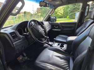 Brown Mitsubishi Pajero 2012 in Vilnius, with an engine capacity of 3.20 L and mileage of 300 thousand km for 7900 €, photo 11 on AUTOMOTO.COM.LV