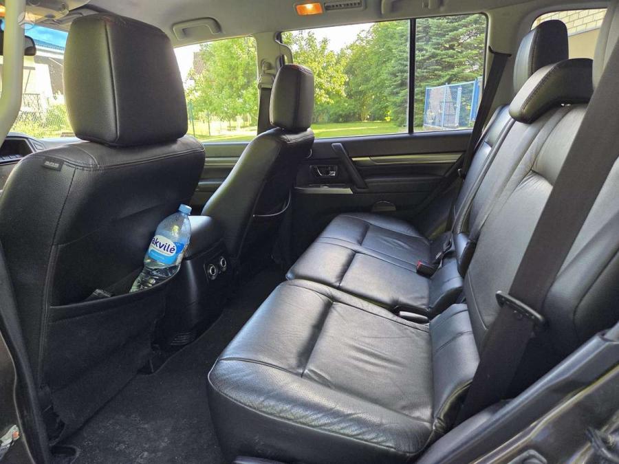 Brown Mitsubishi Pajero 2012 in Vilnius, with an engine capacity of 3.20 L and mileage of 300 thousand km for 7900 €, photo 12 on AUTOMOTO.COM.LV