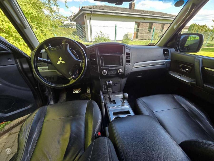 Brown Mitsubishi Pajero 2012 in Vilnius, with an engine capacity of 3.20 L and mileage of 300 thousand km for 7900 €, photo 13 on AUTOMOTO.COM.LV