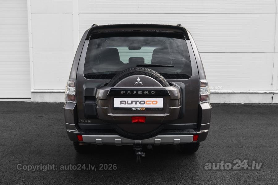 Brūns Mitsubishi Pajero 2012 Tallina, ar dzinēja tilpumu 3.20 L un nobraukumu 289 tūkst. km par 12999 €, foto 8 vietnē AUTOMOTO.COM.LV