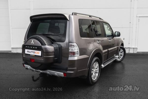 Brūns Mitsubishi Pajero 2012 Tallina, ar dzinēja tilpumu 3.20 L un nobraukumu 289 tūkst. km par 12999 €, foto 9 vietnē AUTOMOTO.COM.LV