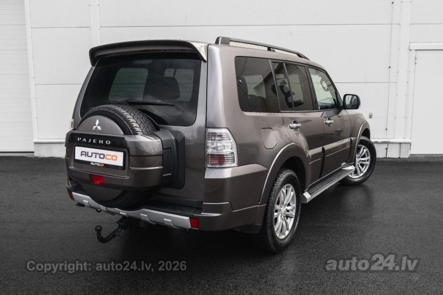 Brūns Mitsubishi Pajero 2012 Tallina, ar dzinēja tilpumu 3.20 L un nobraukumu 289 tūkst. km par 12999 €, foto 9 vietnē AUTOMOTO.COM.LV