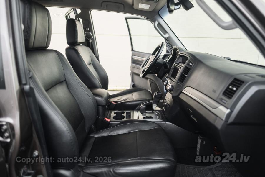Brūns Mitsubishi Pajero 2012 Tallina, ar dzinēja tilpumu 3.20 L un nobraukumu 289 tūkst. km par 12999 €, foto 11 vietnē AUTOMOTO.COM.LV