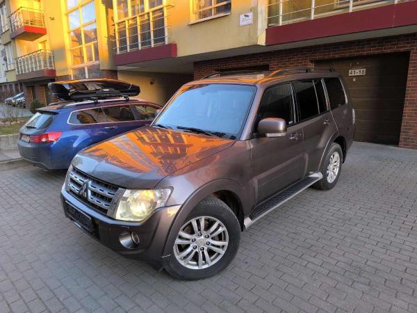 Brown Mitsubishi Pajero 2013 in Vilnius, with an engine capacity of 3.20 L and mileage of 324 thousand km for 9000 €, photo 1 on AUTOMOTO.COM.LV