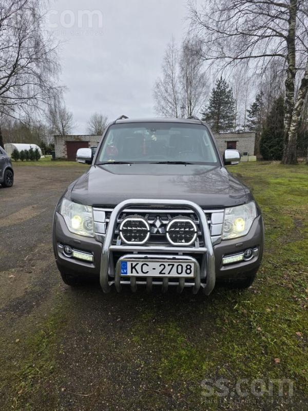 Brown Mitsubishi Pajero 2015 in Bauska, with an engine capacity of 3.20 L and mileage of 233 thousand km for 17500 €, photo 1 on AUTOMOTO.COM.LV