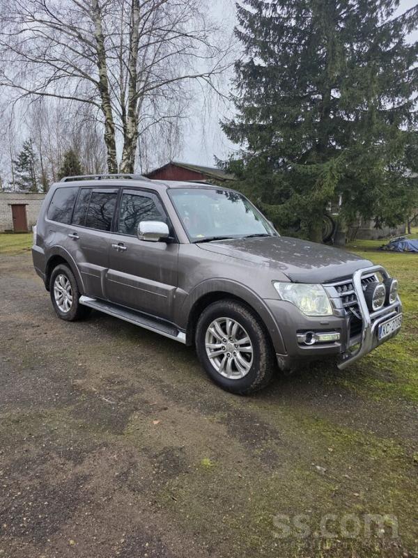 Brown Mitsubishi Pajero 2015 in Bauska, with an engine capacity of 3.20 L and mileage of 233 thousand km for 17500 €, photo 3 on AUTOMOTO.COM.LV