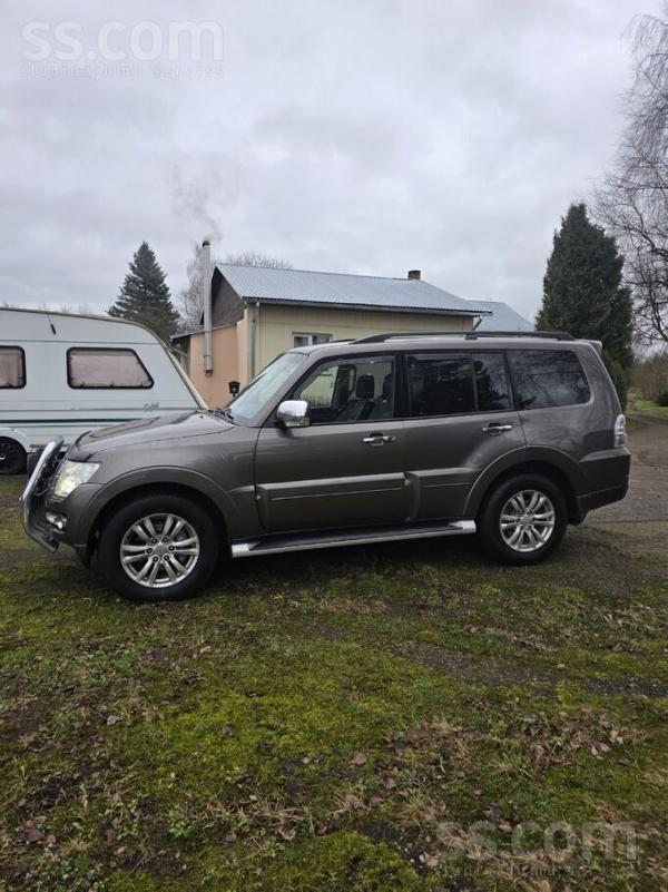 Brown Mitsubishi Pajero 2015 in Bauska, with an engine capacity of 3.20 L and mileage of 233 thousand km for 17500 €, photo 6 on AUTOMOTO.COM.LV