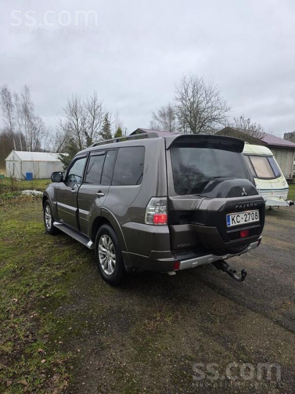 Brown Mitsubishi Pajero 2015 in Bauska, with an engine capacity of 3.20 L and mileage of 233 thousand km for 17500 €, photo 7 on AUTOMOTO.COM.LV