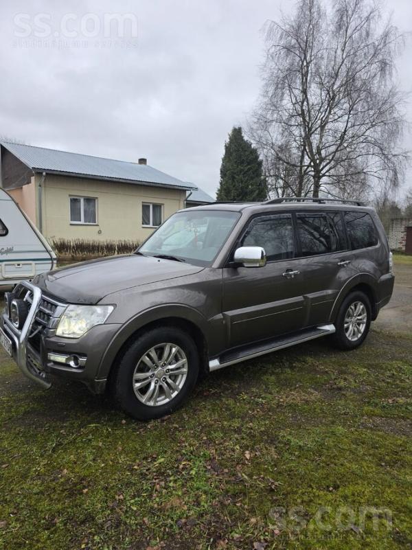 Brown Mitsubishi Pajero 2015 in Bauska, with an engine capacity of 3.20 L and mileage of 233 thousand km for 17500 €, photo 2 on AUTOMOTO.COM.LV