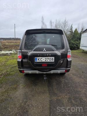 Brown Mitsubishi Pajero 2015 in Bauska, with an engine capacity of 3.20 L and mileage of 233 thousand km for 17500 €, photo 4 on AUTOMOTO.COM.LV
