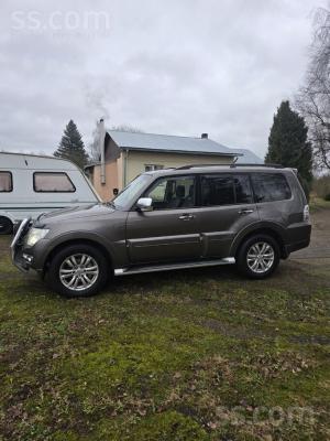 Brown Mitsubishi Pajero 2015 in Bauska, with an engine capacity of 3.20 L and mileage of 233 thousand km for 17500 €, photo 6 on AUTOMOTO.COM.LV