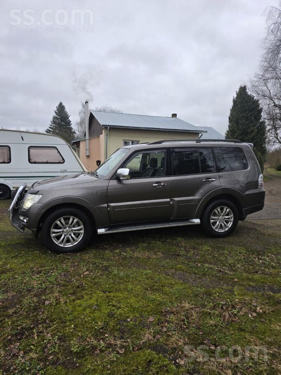 Brown Mitsubishi Pajero 2015 in Bauska, with an engine capacity of 3.20 L and mileage of 233 thousand km for 17500 €, photo 6 on AUTOMOTO.COM.LV