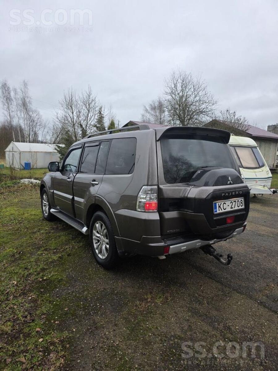 Brown Mitsubishi Pajero 2015 in Bauska, with an engine capacity of 3.20 L and mileage of 233 thousand km for 17500 €, photo 7 on AUTOMOTO.COM.LV