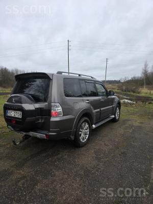 Brown Mitsubishi Pajero 2015 in Bauska, with an engine capacity of 3.20 L and mileage of 233 thousand km for 17500 €, photo 8 on AUTOMOTO.COM.LV