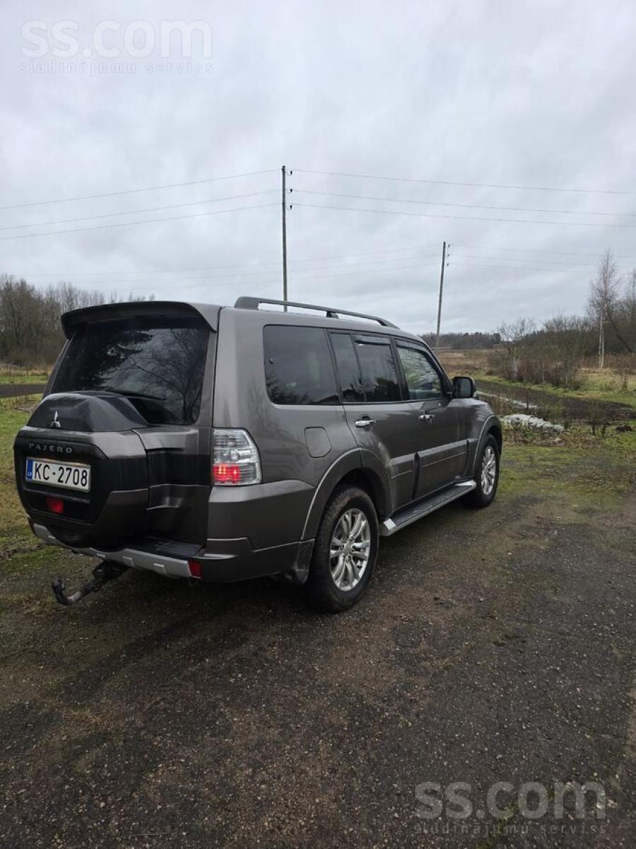 Brown Mitsubishi Pajero 2015 in Bauska, with an engine capacity of 3.20 L and mileage of 233 thousand km for 17500 €, photo 8 on AUTOMOTO.COM.LV