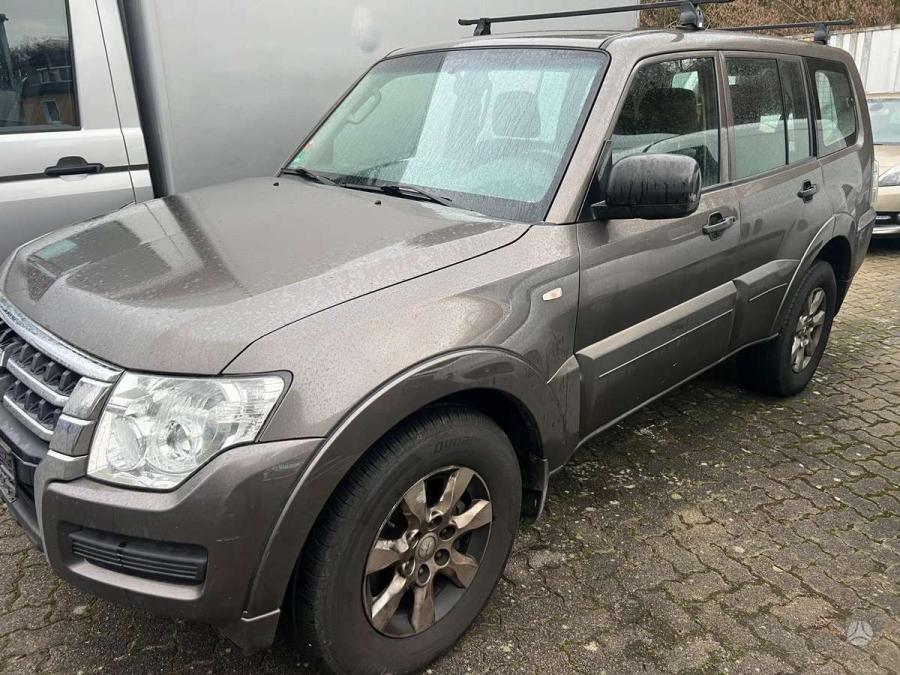 Brown Mitsubishi Pajero 2015 in Marijampole, with an engine capacity of 3.10 L and mileage of 290 thousand km for 7950 €, photo 1 on AUTOMOTO.COM.LV
