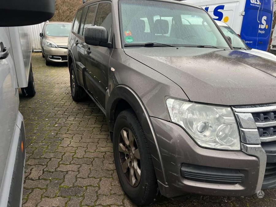 Brown Mitsubishi Pajero 2015 in Marijampole, with an engine capacity of 3.10 L and mileage of 290 thousand km for 7950 €, photo 2 on AUTOMOTO.COM.LV