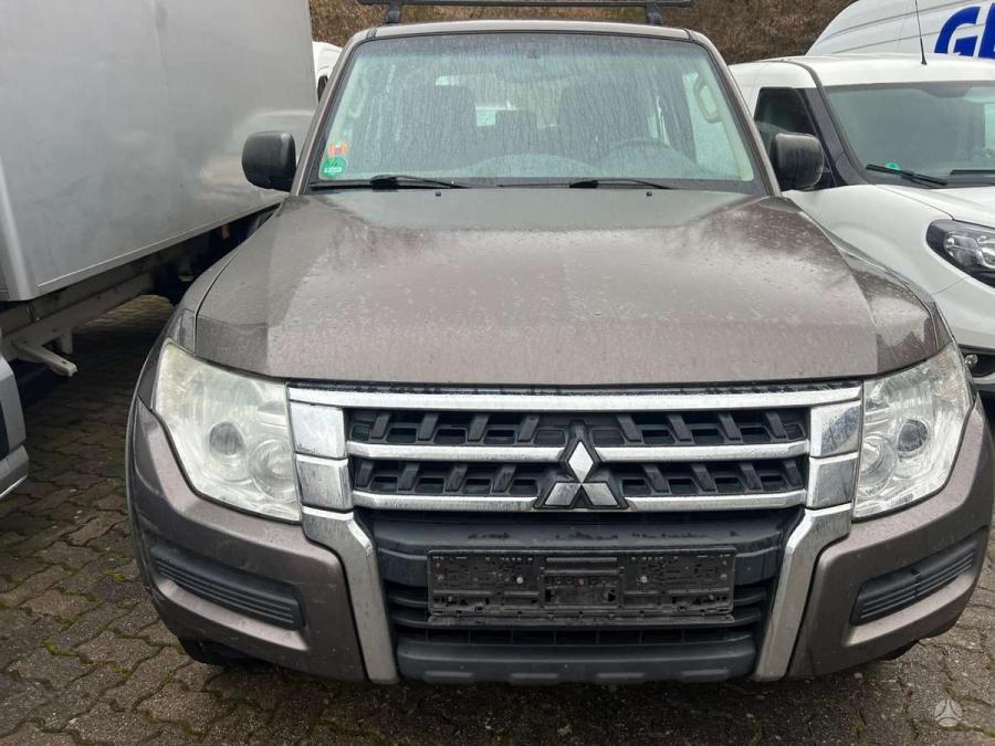 Brown Mitsubishi Pajero 2015 in Marijampole, with an engine capacity of 3.10 L and mileage of 290 thousand km for 7950 €, photo 4 on AUTOMOTO.COM.LV