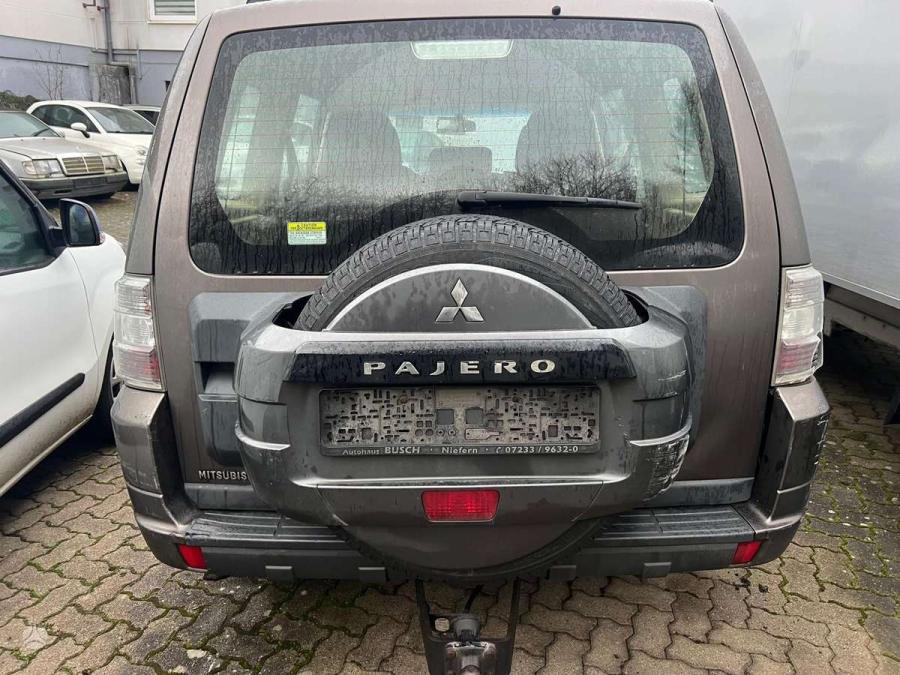 Brown Mitsubishi Pajero 2015 in Marijampole, with an engine capacity of 3.10 L and mileage of 290 thousand km for 7950 €, photo 6 on AUTOMOTO.COM.LV