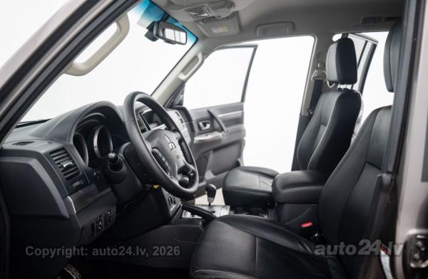 Brūns Mitsubishi Pajero 2017 Tallina, ar dzinēja tilpumu 3.20 L un nobraukumu 196 tūkst. km par 19999 €, foto 7 vietnē AUTOMOTO.COM.LV