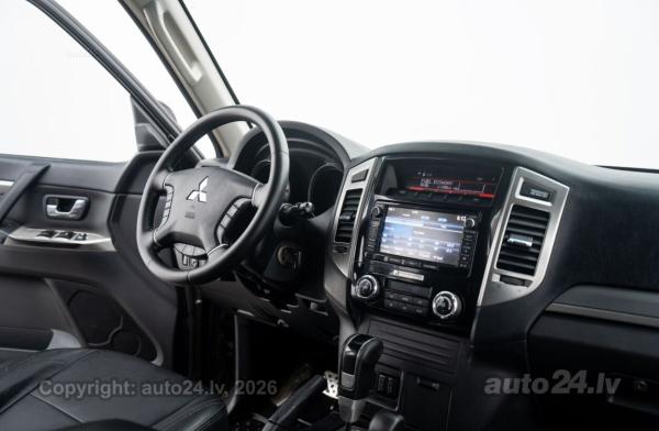 Brown Mitsubishi Pajero 2017 in Tallinn, with an engine capacity of 3.20 L and mileage of 196 thousand km for 19999 €, photo 11 on AUTOMOTO.COM.LV