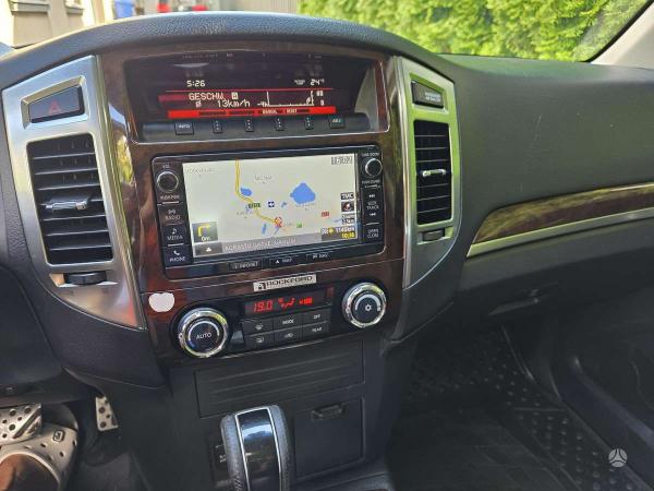 Brūns Mitsubishi Pajero 2018 Šauļi, ar dzinēja tilpumu 3.20 L un nobraukumu 246 tūkst. km par 18500 €, foto 7 vietnē AUTOMOTO.COM.LV