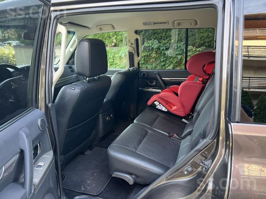 Brown Mitsubishi Pajero 2018 in Jurmala, with an engine capacity of 3.20 L and mileage of 134 thousand km for 24200 €, photo 6 on AUTOMOTO.COM.LV