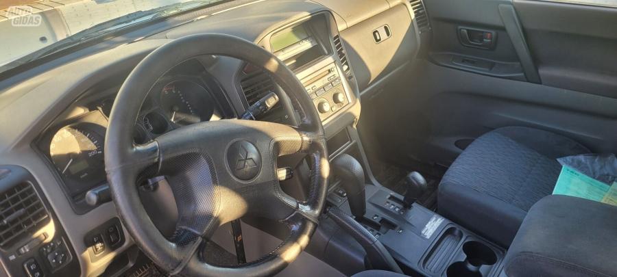 Mitsubishi Pajero 2005 in Kaunas, with an engine capacity of 3.20 L and mileage of 180 thousand km for 3750 €, photo 8 on AUTOMOTO.COM.LV