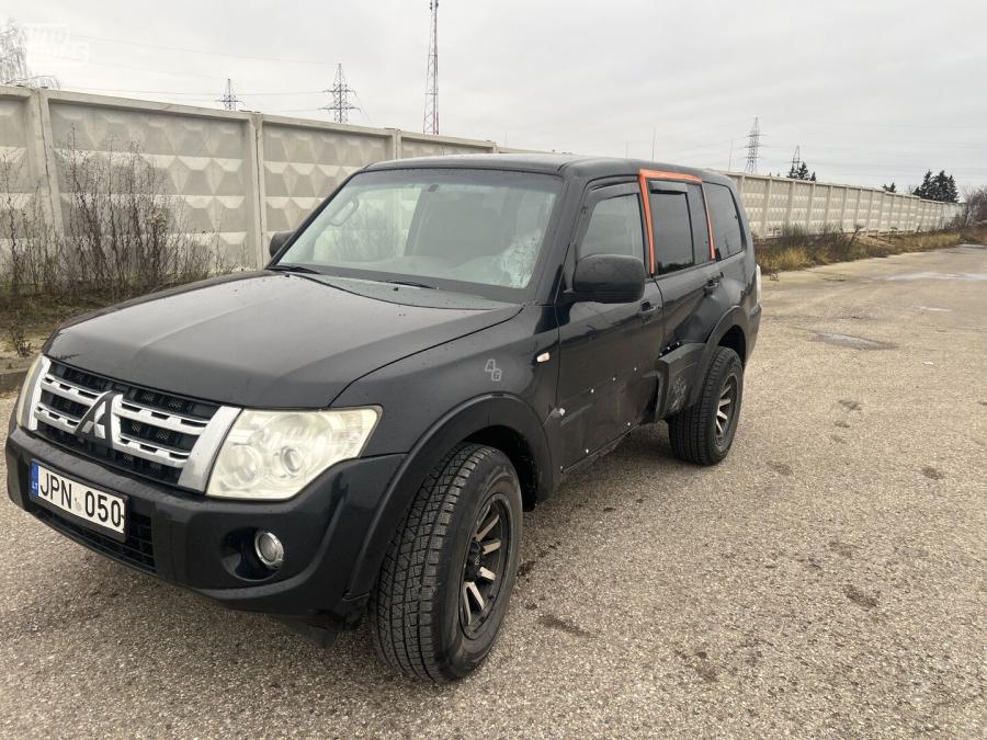 Mitsubishi Pajero 2011 in Vilnius, with an engine capacity of 3.20 L and mileage of 450 thousand km for 5000 €, photo 6 on AUTOMOTO.COM.LV