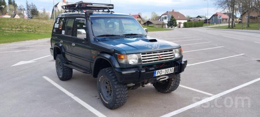 Green Mitsubishi Pajero 1995 in Aluksne, with an engine capacity of 2.80 L and mileage of 390 thousand km for 4880 €, photo 1 on AUTOMOTO.COM.LV