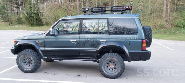 Green Mitsubishi Pajero 1995 in Aluksne, with an engine capacity of 2.80 L and mileage of 390 thousand km for 4880 €, photo 3 on AUTOMOTO.COM.LV