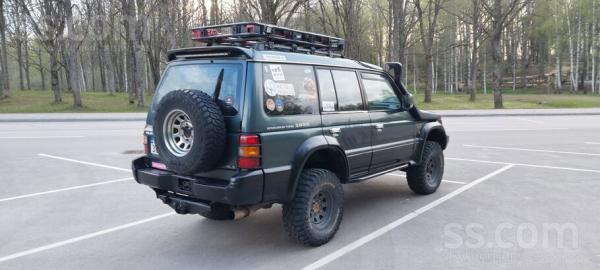 Green Mitsubishi Pajero 1995 in Aluksne, with an engine capacity of 2.80 L and mileage of 390 thousand km for 4880 €, photo 5 on AUTOMOTO.COM.LV