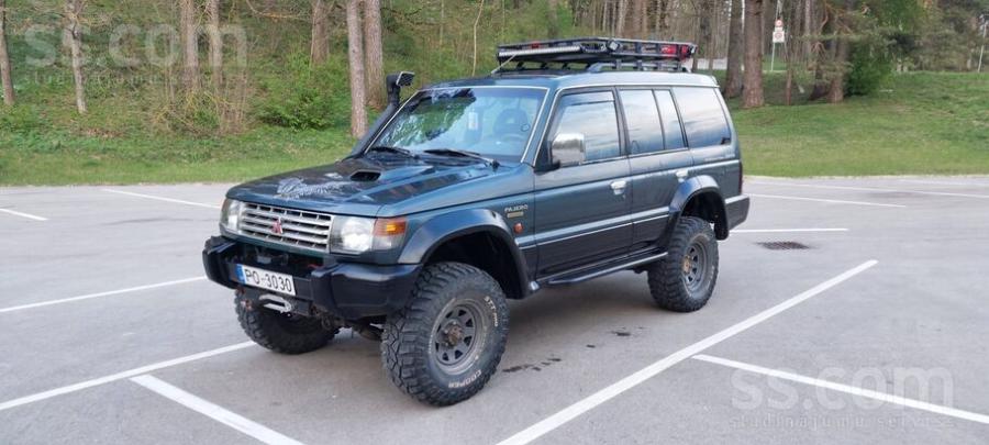 Green Mitsubishi Pajero 1995 in Aluksne, with an engine capacity of 2.80 L and mileage of 390 thousand km for 4880 €, photo 7 on AUTOMOTO.COM.LV