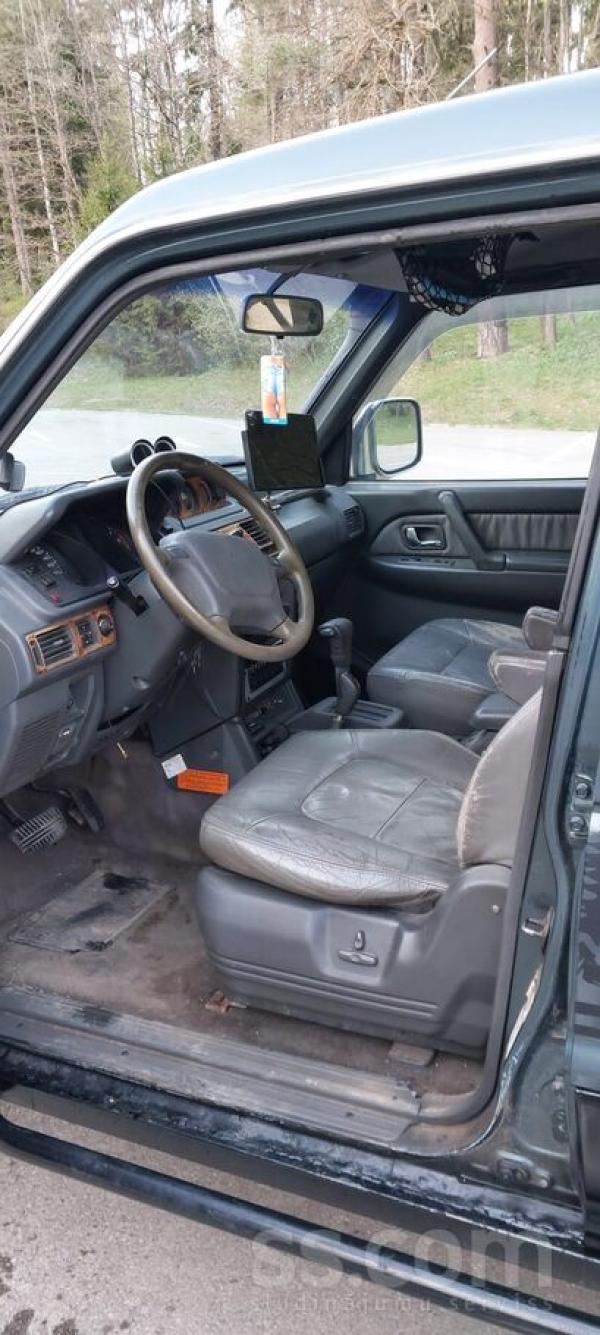 Green Mitsubishi Pajero 1995 in Aluksne, with an engine capacity of 2.80 L and mileage of 390 thousand km for 4880 €, photo 7 on AUTOMOTO.COM.LV