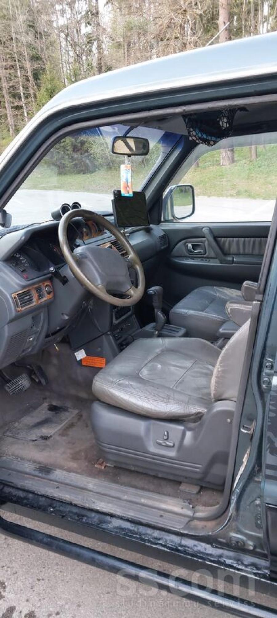 Green Mitsubishi Pajero 1995 in Aluksne, with an engine capacity of 2.80 L and mileage of 390 thousand km for 4880 €, photo 8 on AUTOMOTO.COM.LV