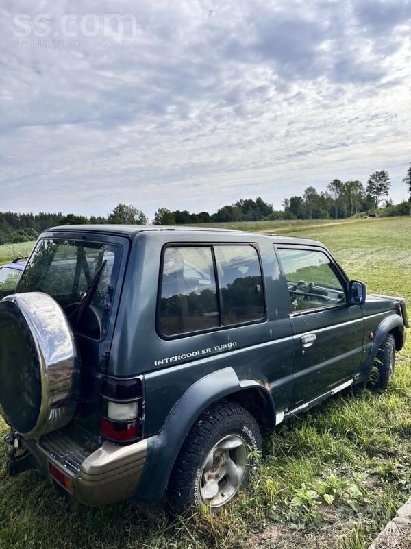 Green Mitsubishi Pajero 1995 in Kraslava, with an engine capacity of 2.50 L and mileage of 310 thousand km for 1300 €, photo 3 on AUTOMOTO.COM.LV