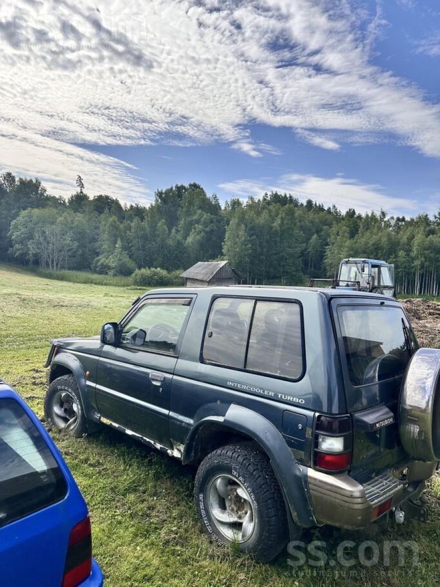 Green Mitsubishi Pajero 1995 in Kraslava, with an engine capacity of 2.50 L and mileage of 310 thousand km for 1300 €, photo 4 on AUTOMOTO.COM.LV