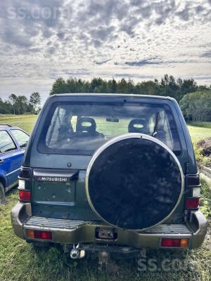 Green Mitsubishi Pajero 1995 in Kraslava, with an engine capacity of 2.50 L and mileage of 310 thousand km for 1300 €, photo 5 on AUTOMOTO.COM.LV